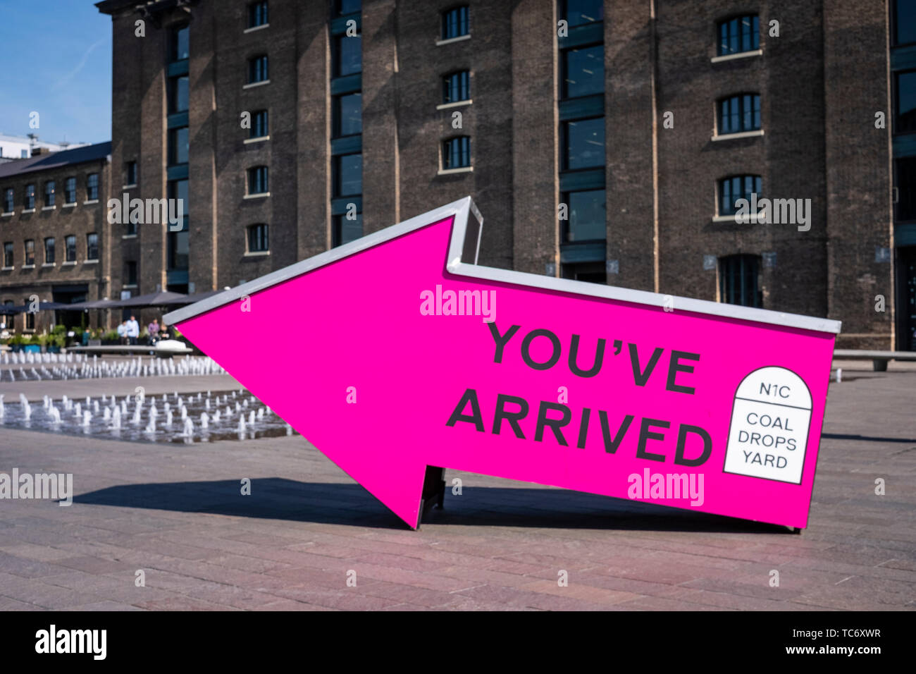 Kings cross london arrow hi-res stock photography and images - Alamy