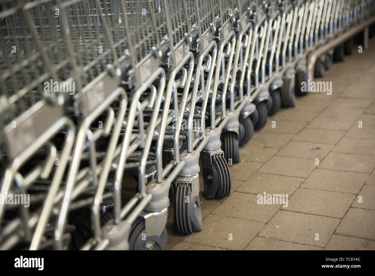 Many empty shopping carts in hi-res stock photography and images - Alamy