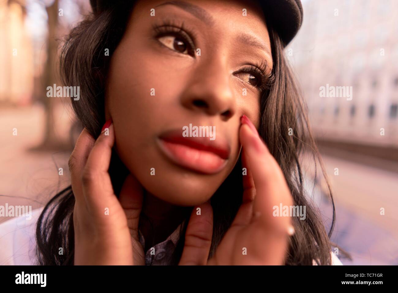 Woman squinting in the sunlight hi-res stock photography and images - Alamy
