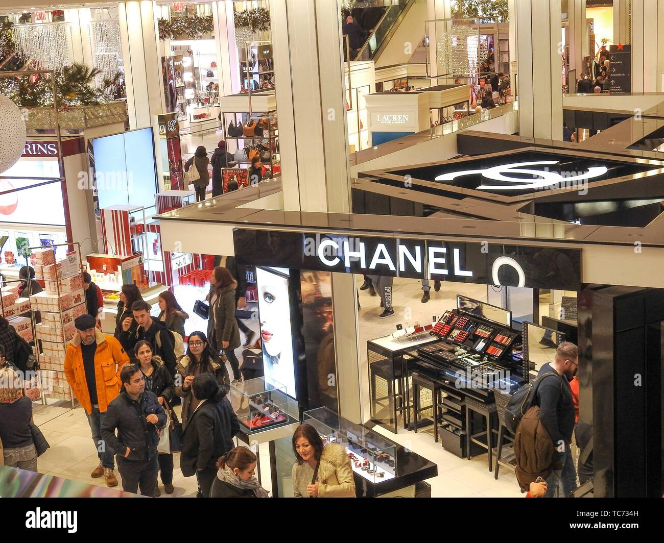 New york macy's interior hi-res stock photography and images - Alamy