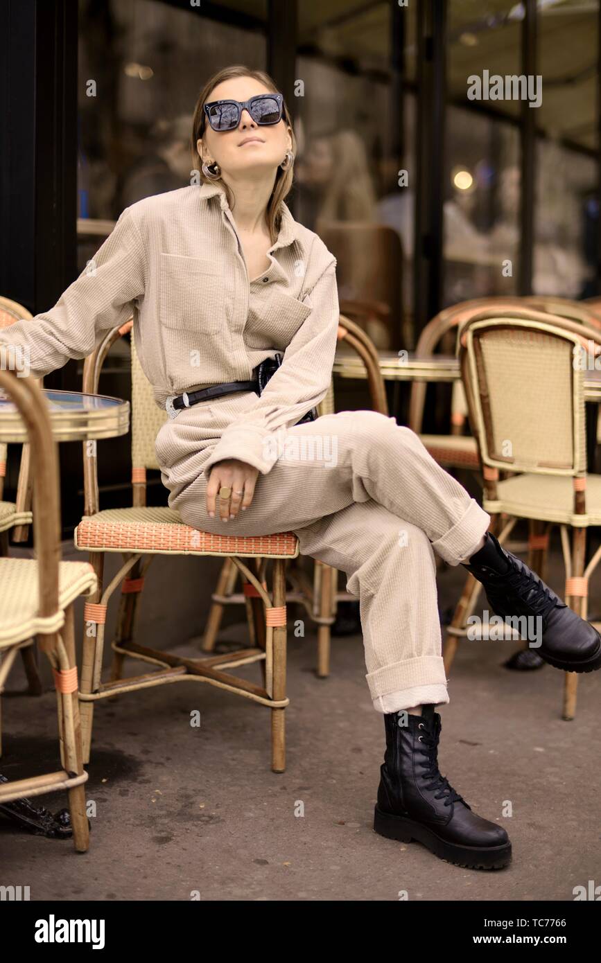 Woman cafe paris fashion hi-res stock photography and images - Alamy