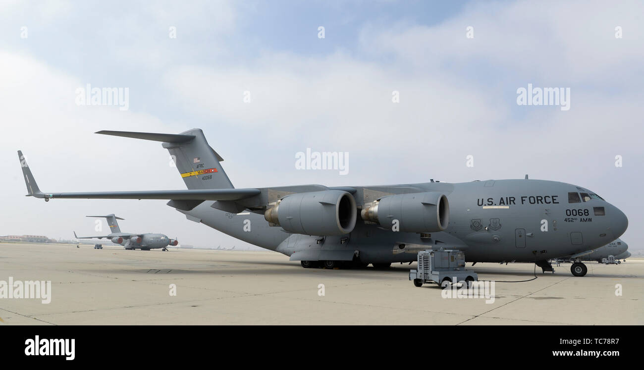 Airfield apron hi-res stock photography and images - Alamy