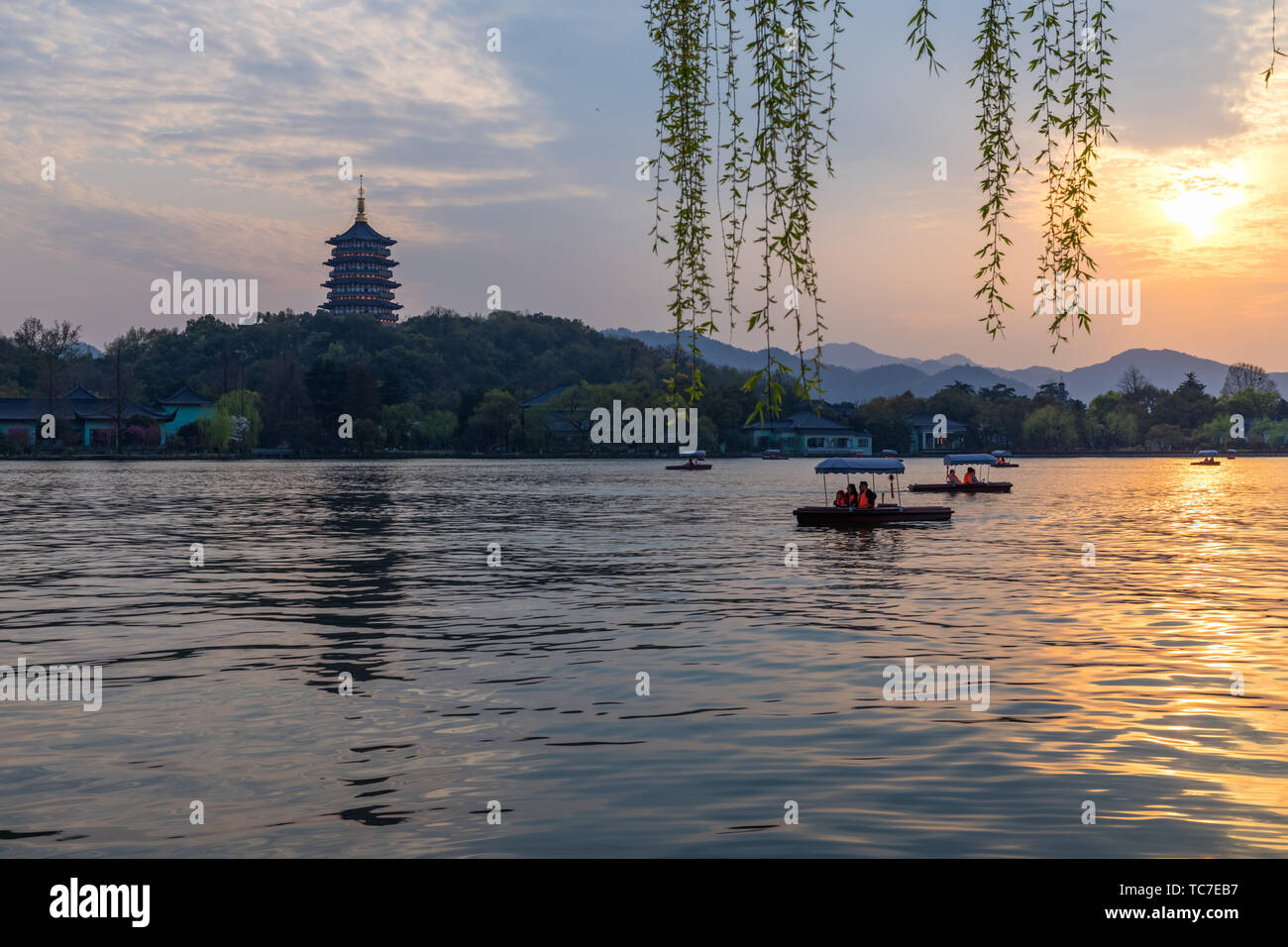 West lake hangzhou willow hi-res stock photography and images - Alamy