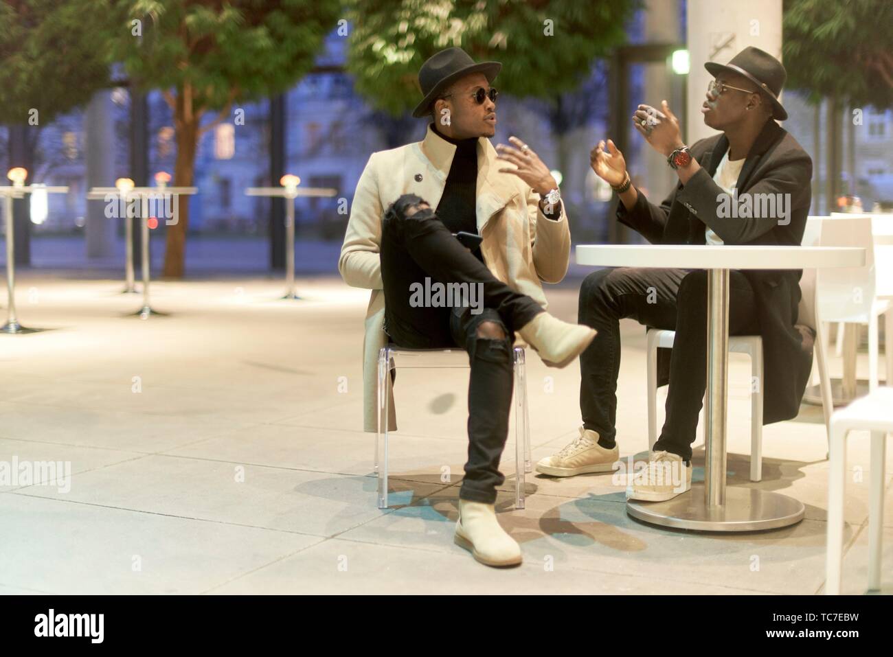 Social dialogue table hi-res stock photography and images - Alamy