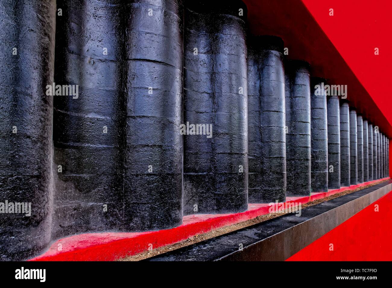 Black columns hi-res stock photography and images - Alamy