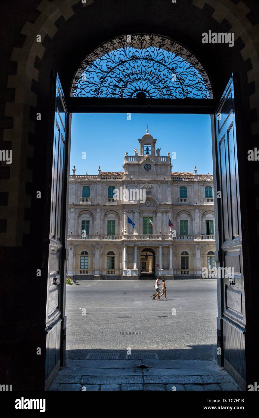University gate man hi-res stock photography and images - Alamy