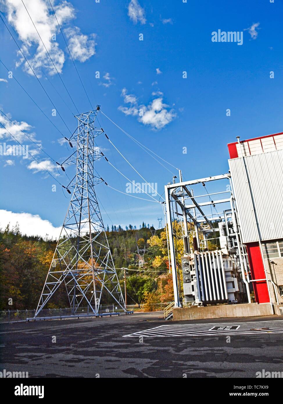 Electric pylon transmission line hi-res stock photography and images ...