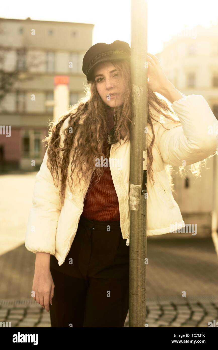 Leaning on lamp post hi-res stock photography and images - Alamy