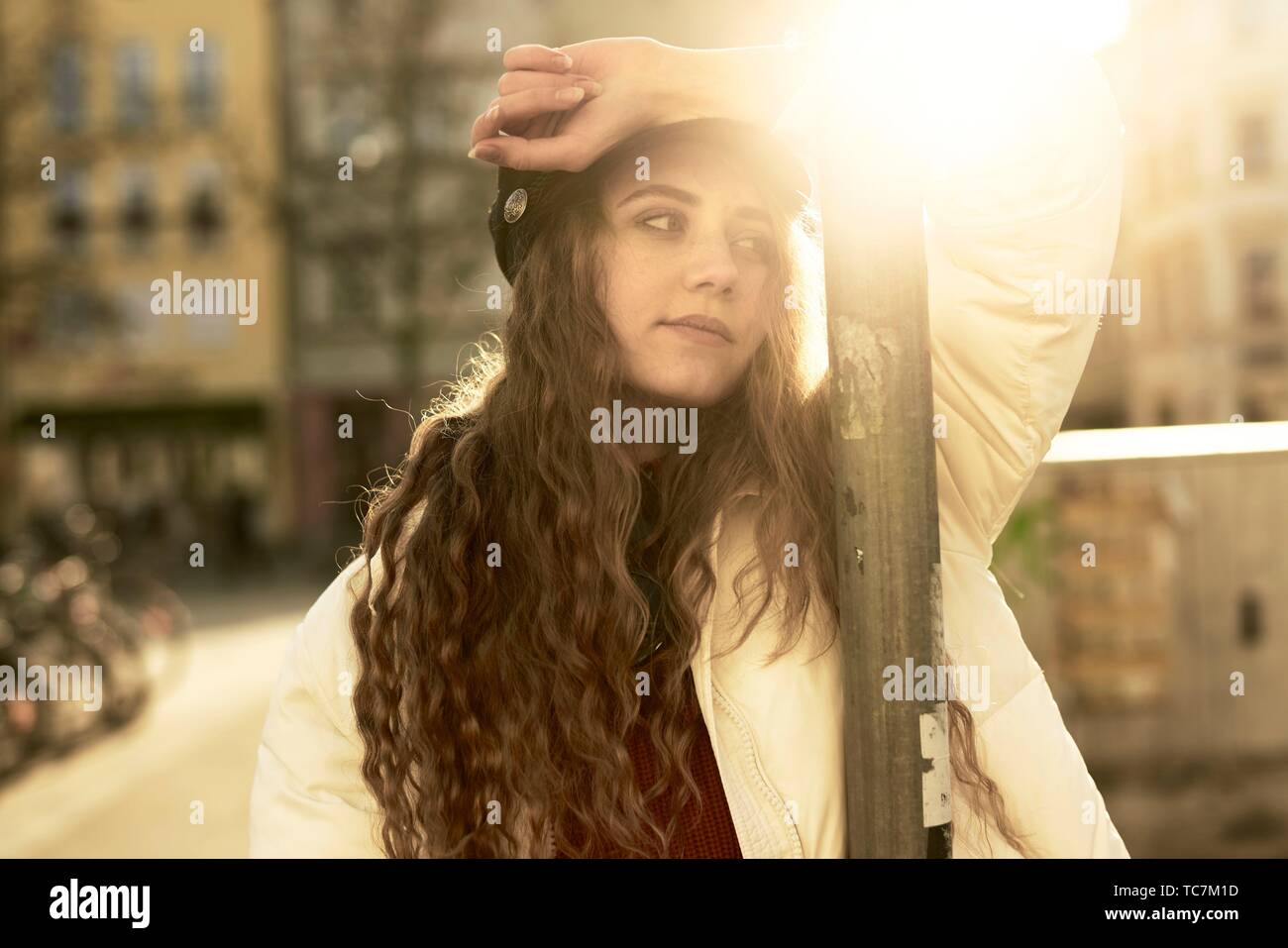 Leaning on lamp post hi-res stock photography and images - Alamy