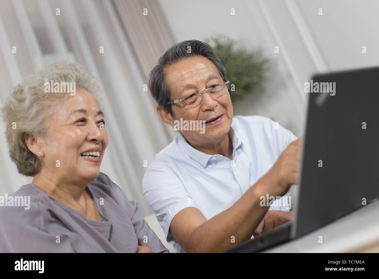 Elderly chinese couple hi-res stock photography and images - Alamy