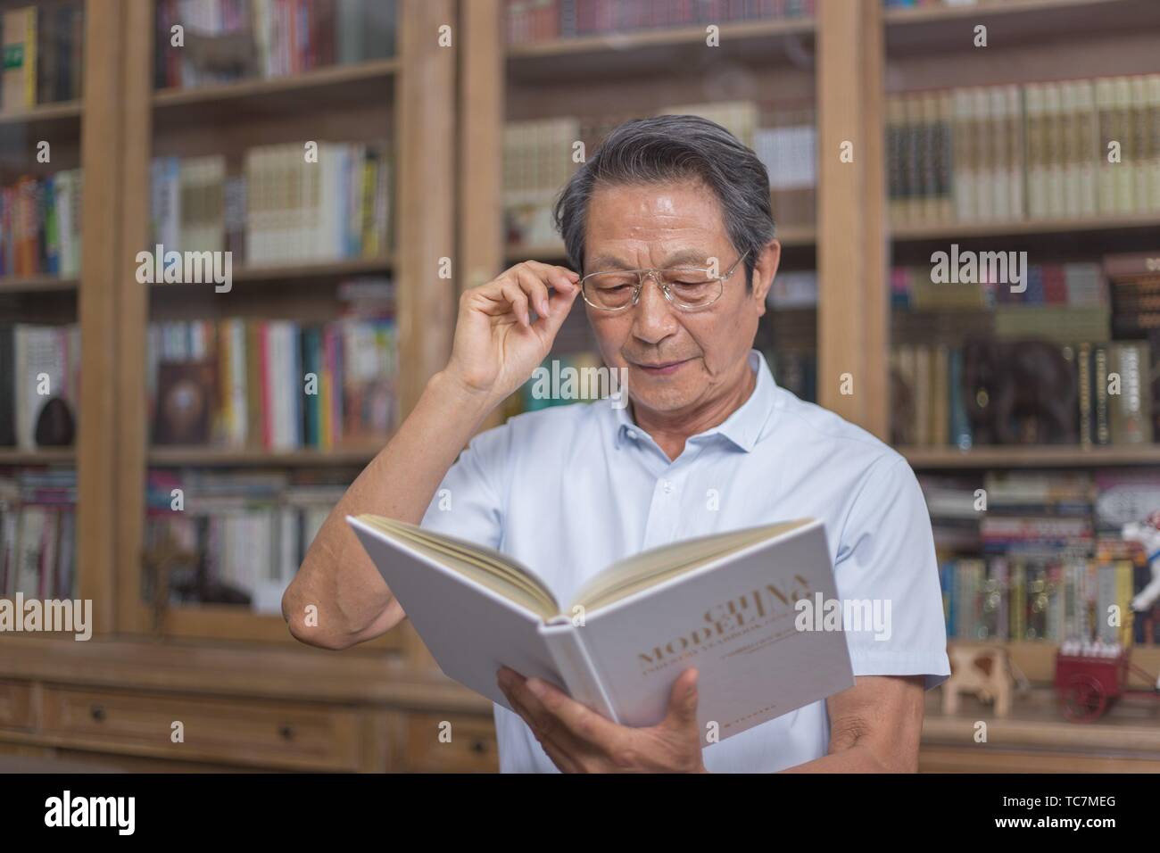 Chinese man reading hi-res stock photography and images - Alamy