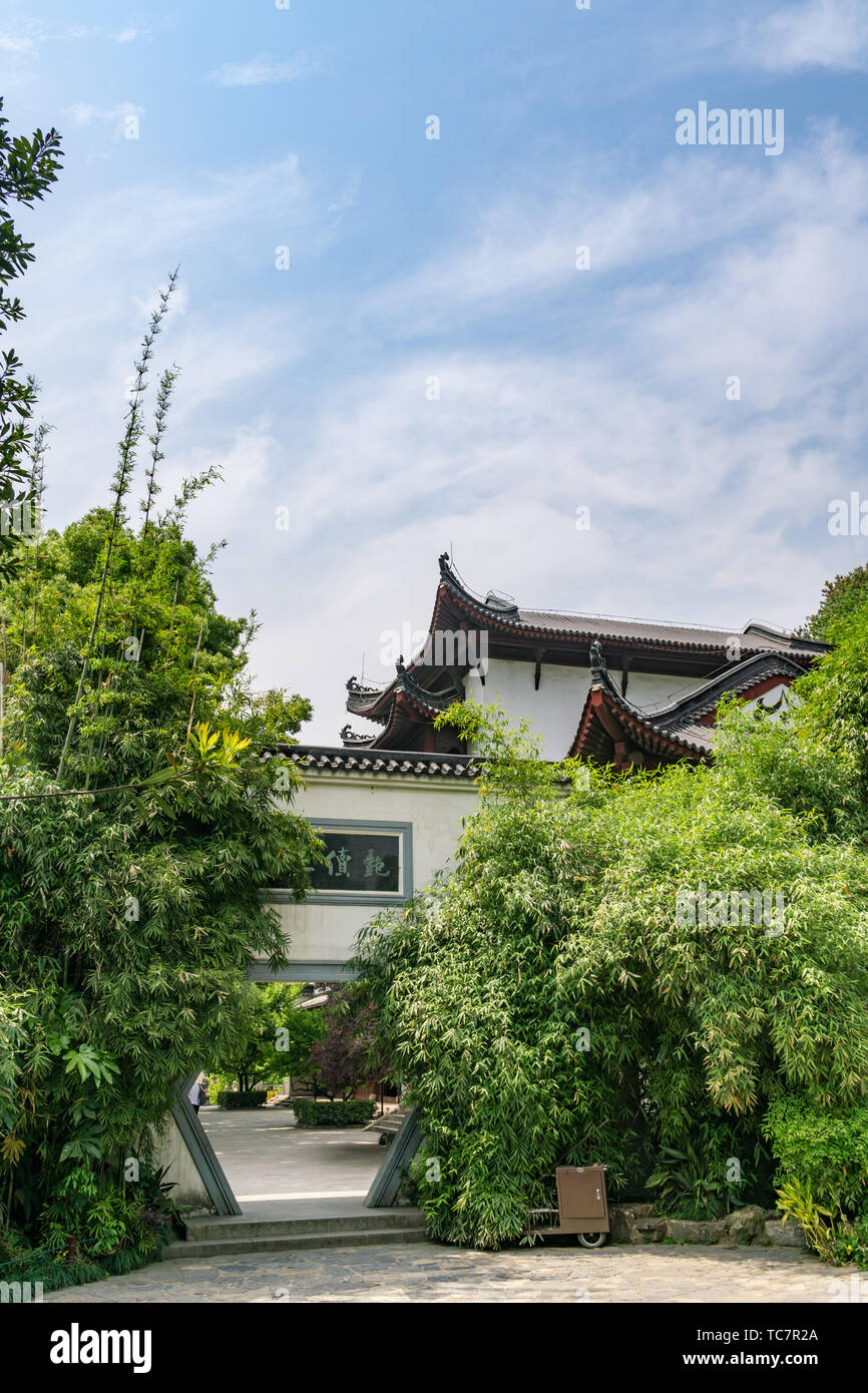 Ancient Chinese gardens - ancient buildings, rockery, pavilion pond ...