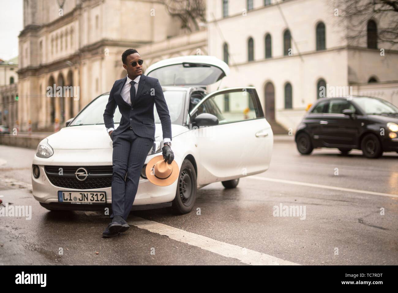 Man leaning against car, 30 years hi-res stock photography and images ...