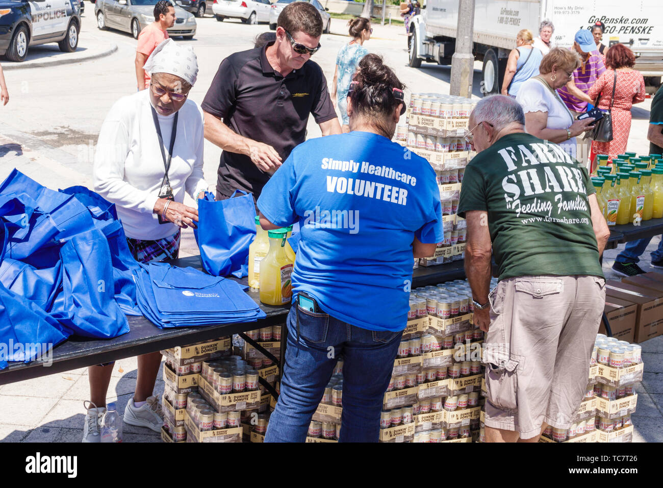 Food giveaway hi-res stock photography and images - Alamy