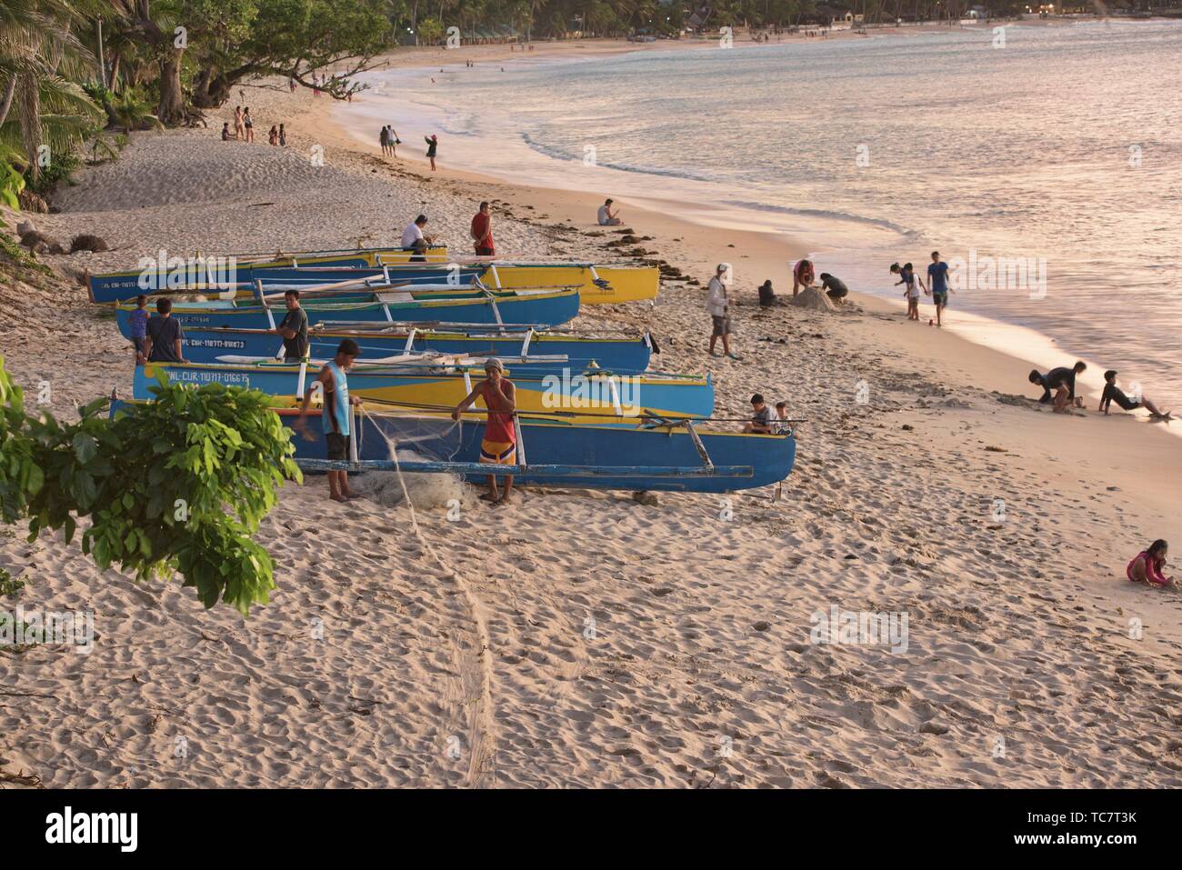 Fisherman fishing net philippines hi-res stock photography and images ...