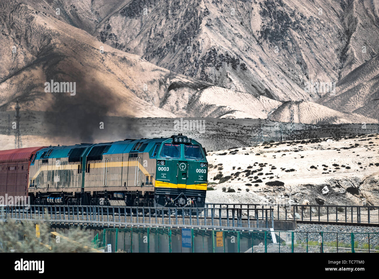 Qinghai tibet train hi-res stock photography and images - Alamy