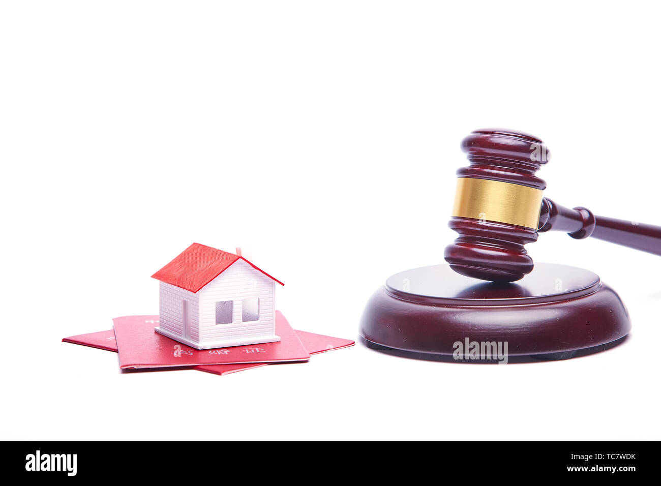 Judge hammer and house model Stock Photo - Alamy