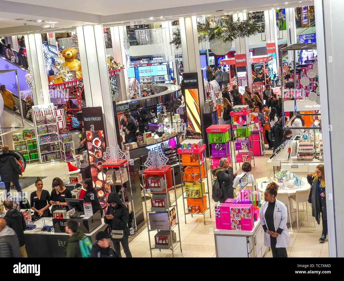 People shop inside macys department hi-res stock photography and images ...