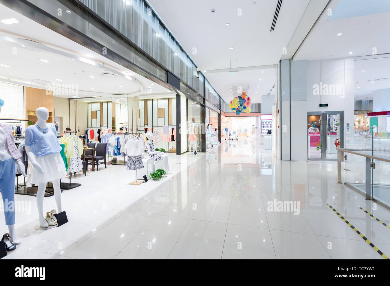 mannequins in fashion shop display window Stock Photo - Alamy