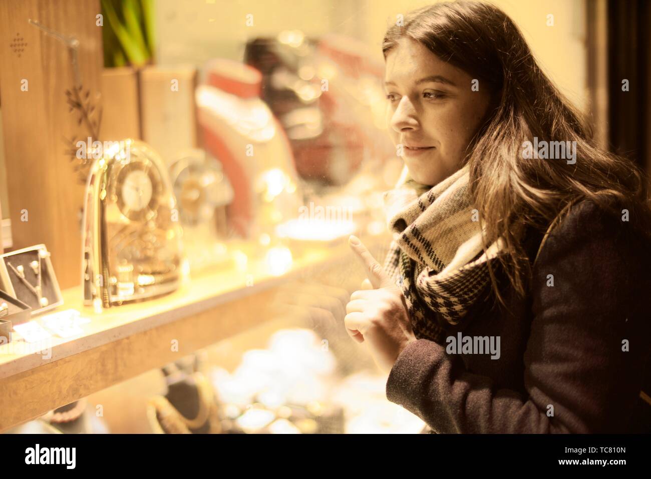 Lifestyle adults luxury store hi-res stock photography and images - Alamy