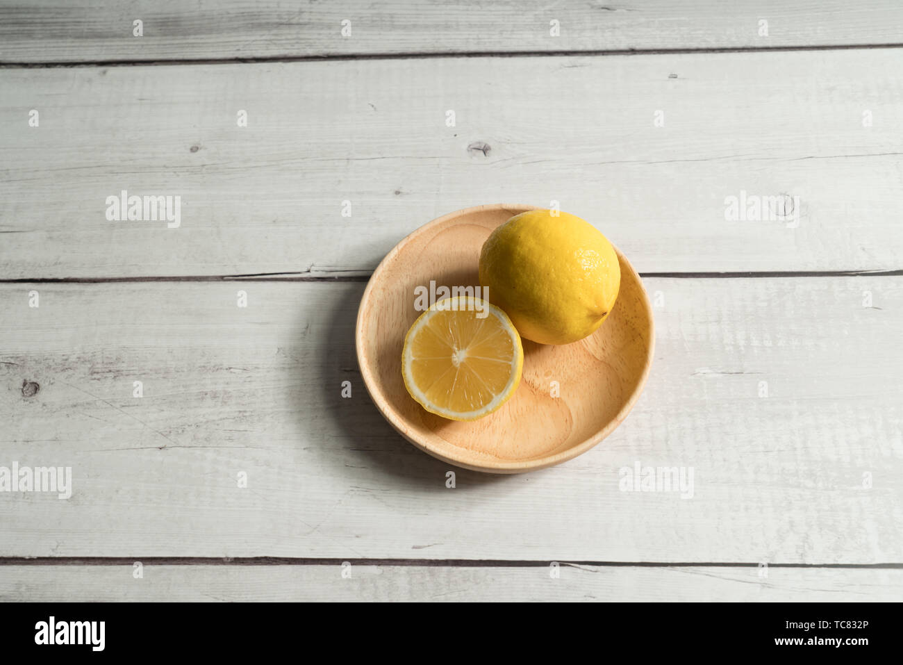 Lemon with wood pattern background Stock Photo - Alamy