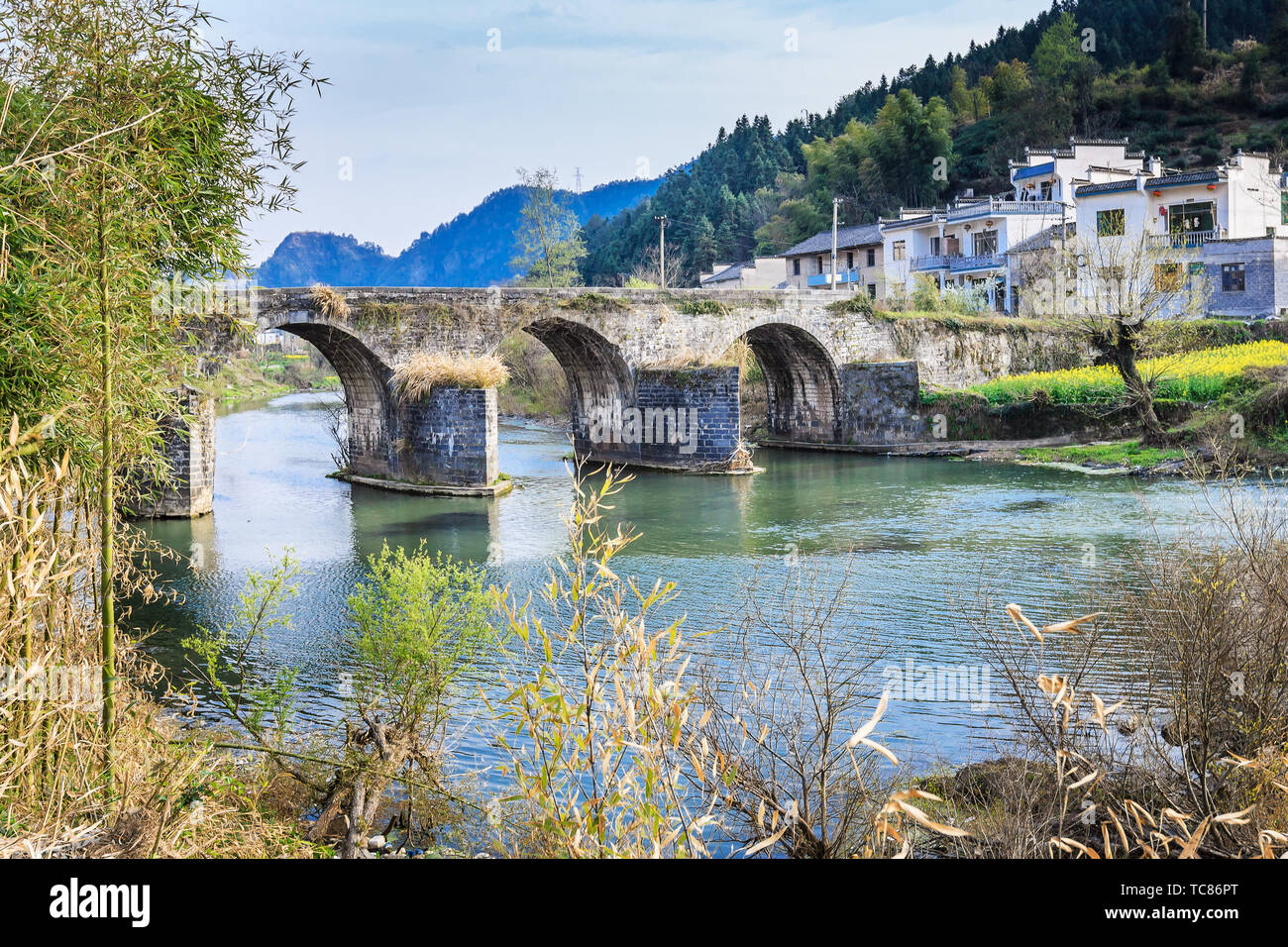 Small bridges and flowing water hi-res stock photography and images - Alamy