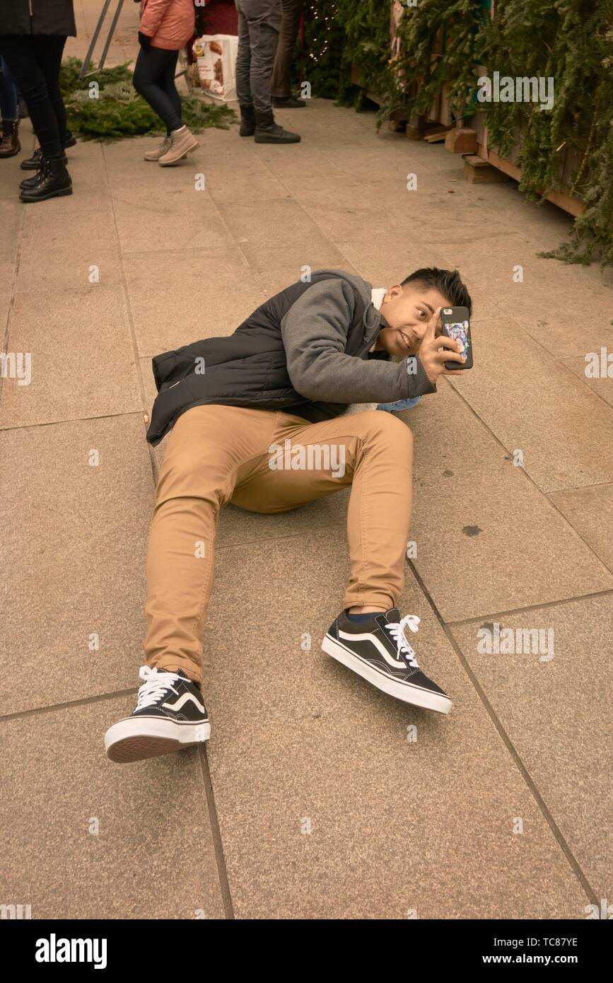 Lying down to take photo hi-res stock photography and images - Alamy