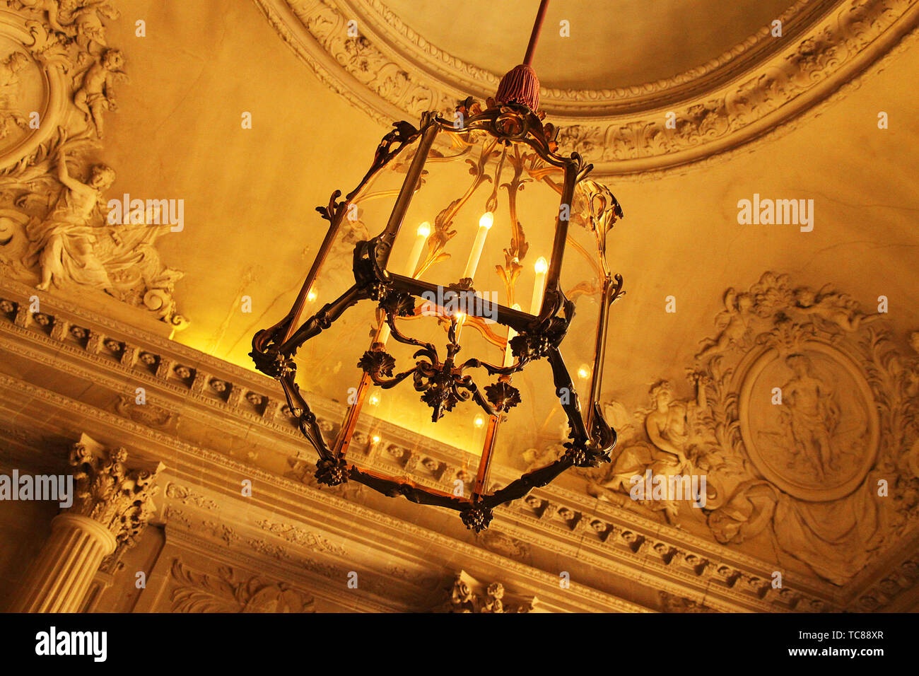 The lights of the Palace of Versailles Stock Photo - Alamy