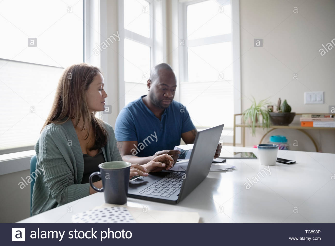 People paying bills hi-res stock photography and images - Alamy