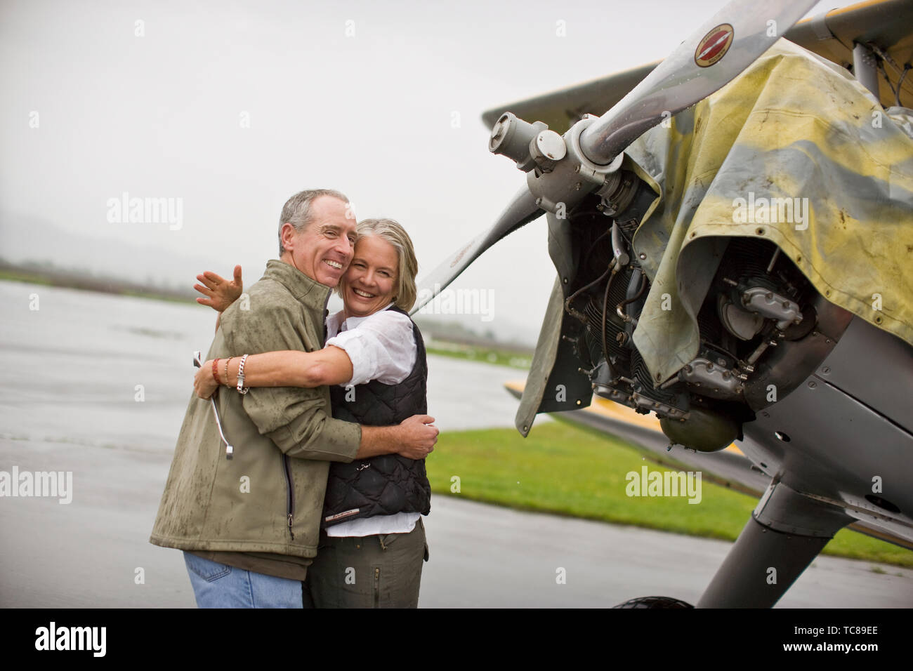 Couple hugging by airplane hi-res stock photography and images - Alamy