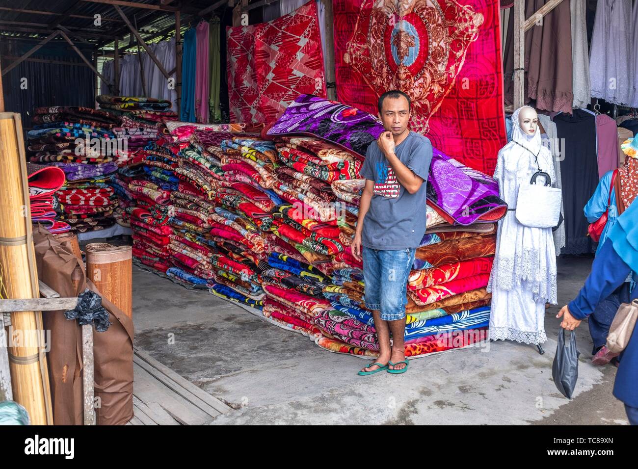 Carpet stall hi-res stock photography and images - Alamy