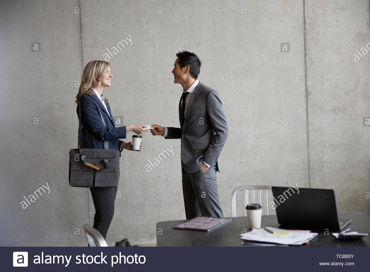 Exchanging business cards hands hi-res stock photography and images - Alamy