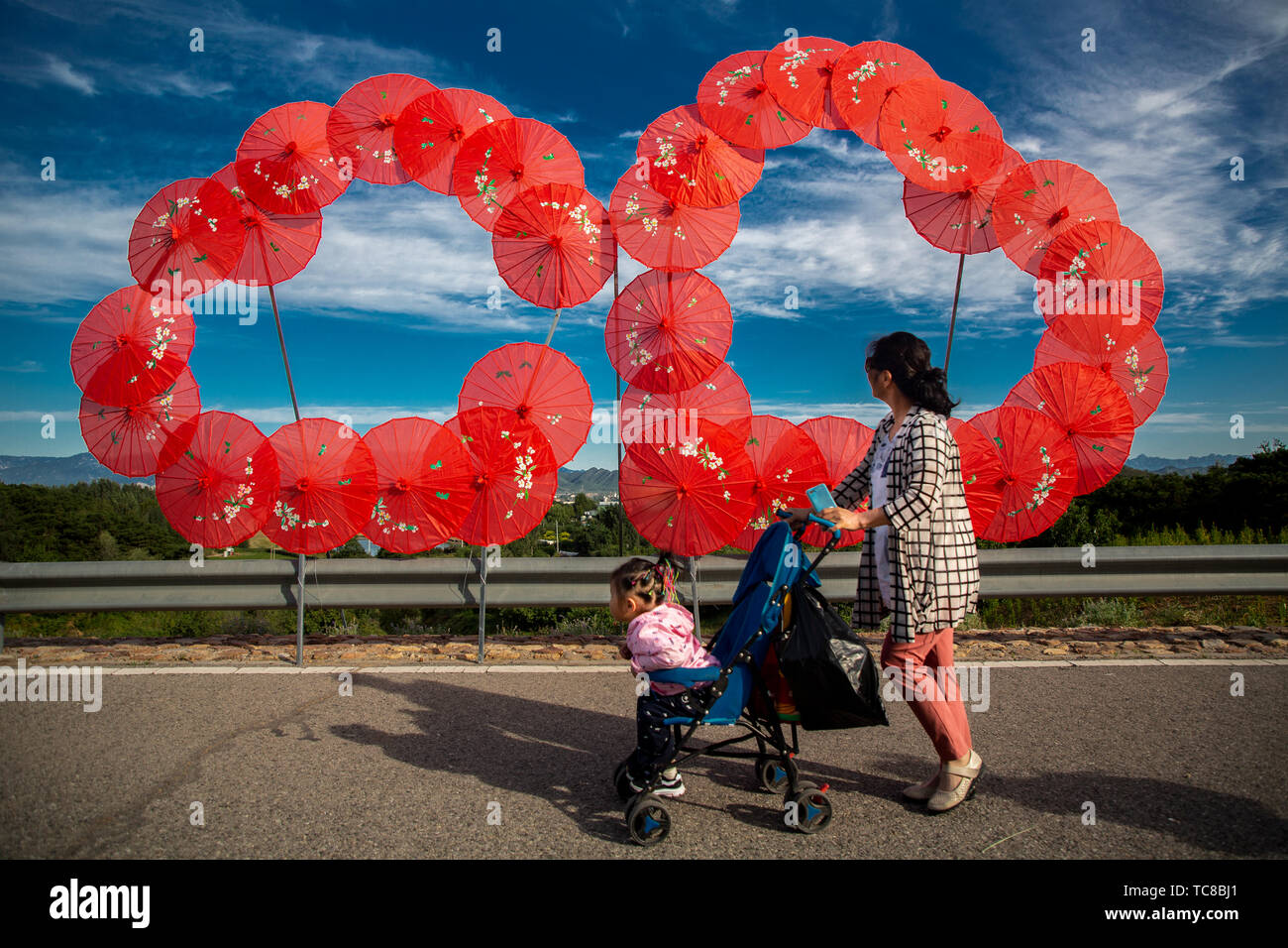 Bee pass hi-res stock photography and images - Alamy