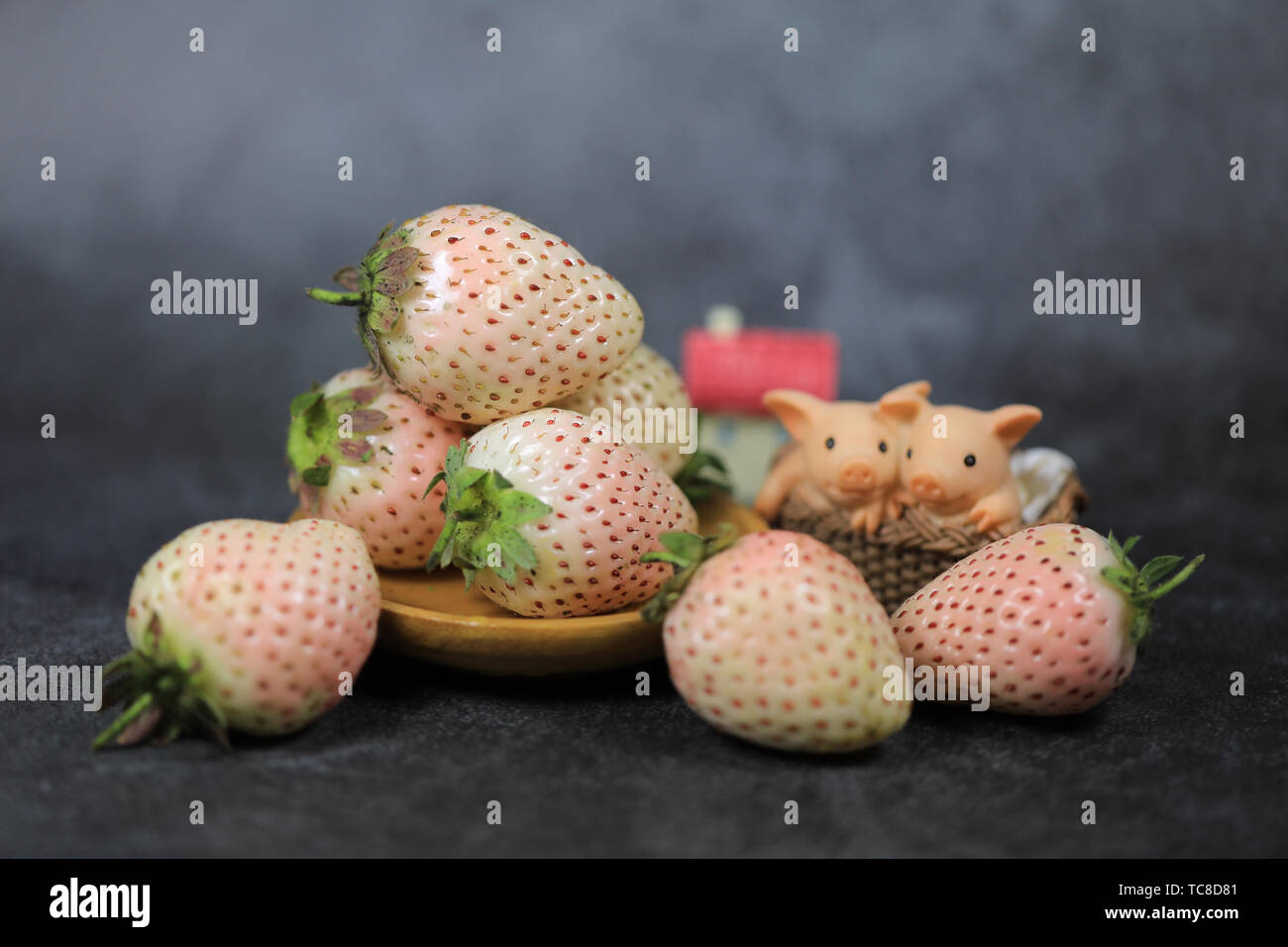Net red strawberry, Japanese light snow strawberry, also known as white ...