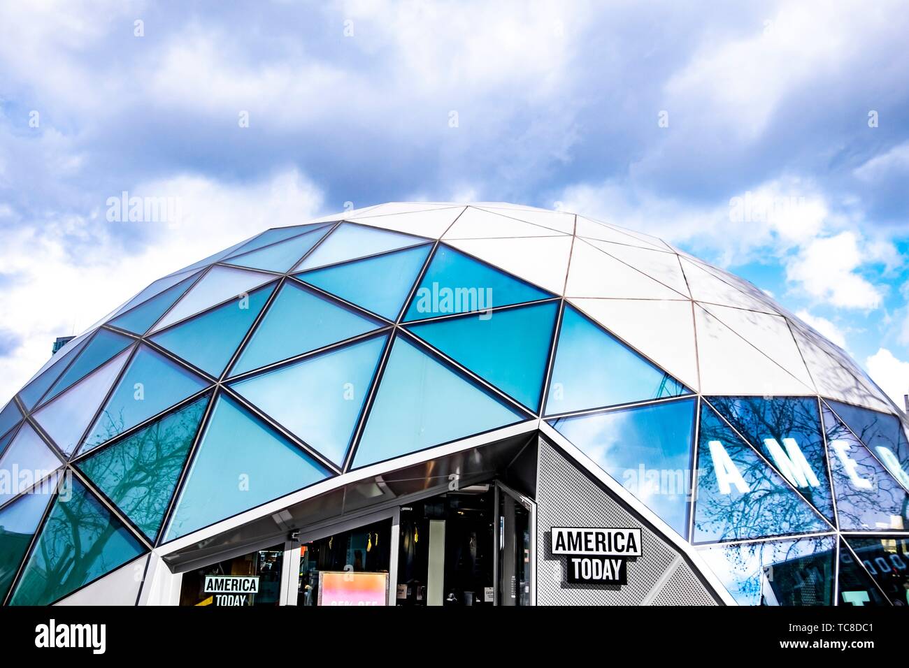 Glass igloo hi-res stock photography and images - Alamy