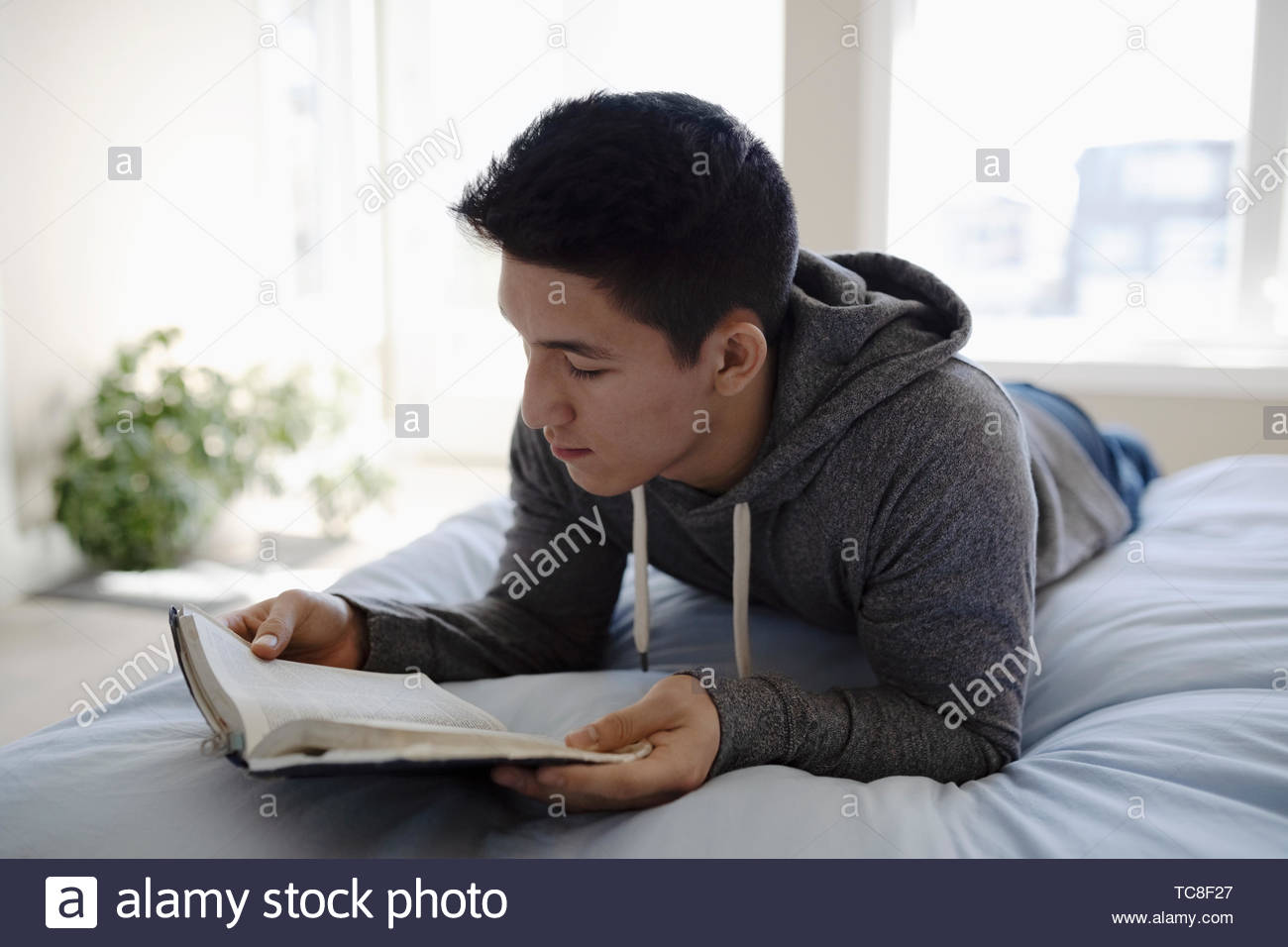Teenager faith hi-res stock photography and images - Alamy