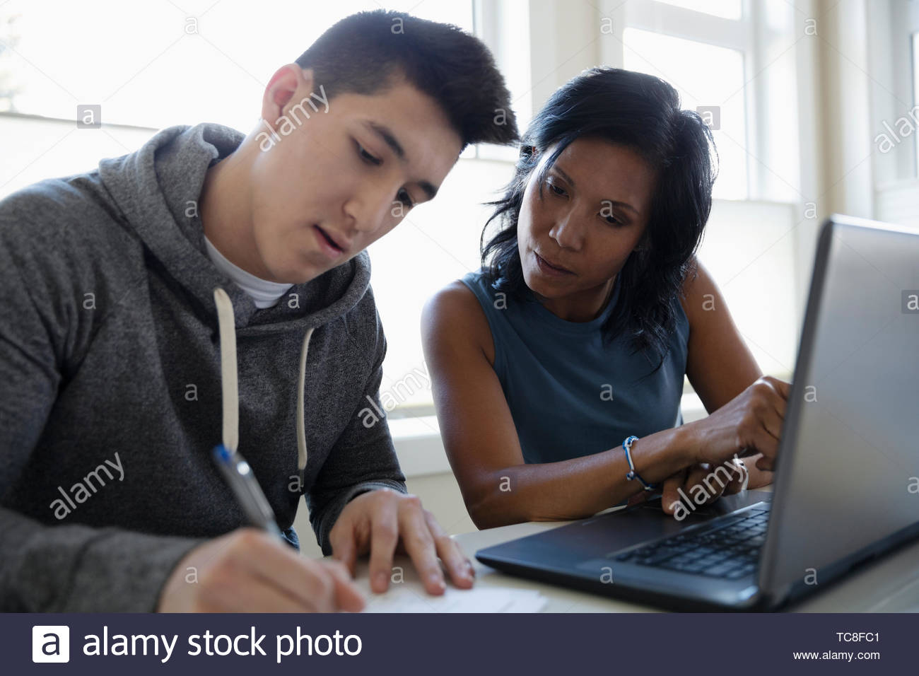 Parent child filling out form hi-res stock photography and images - Alamy