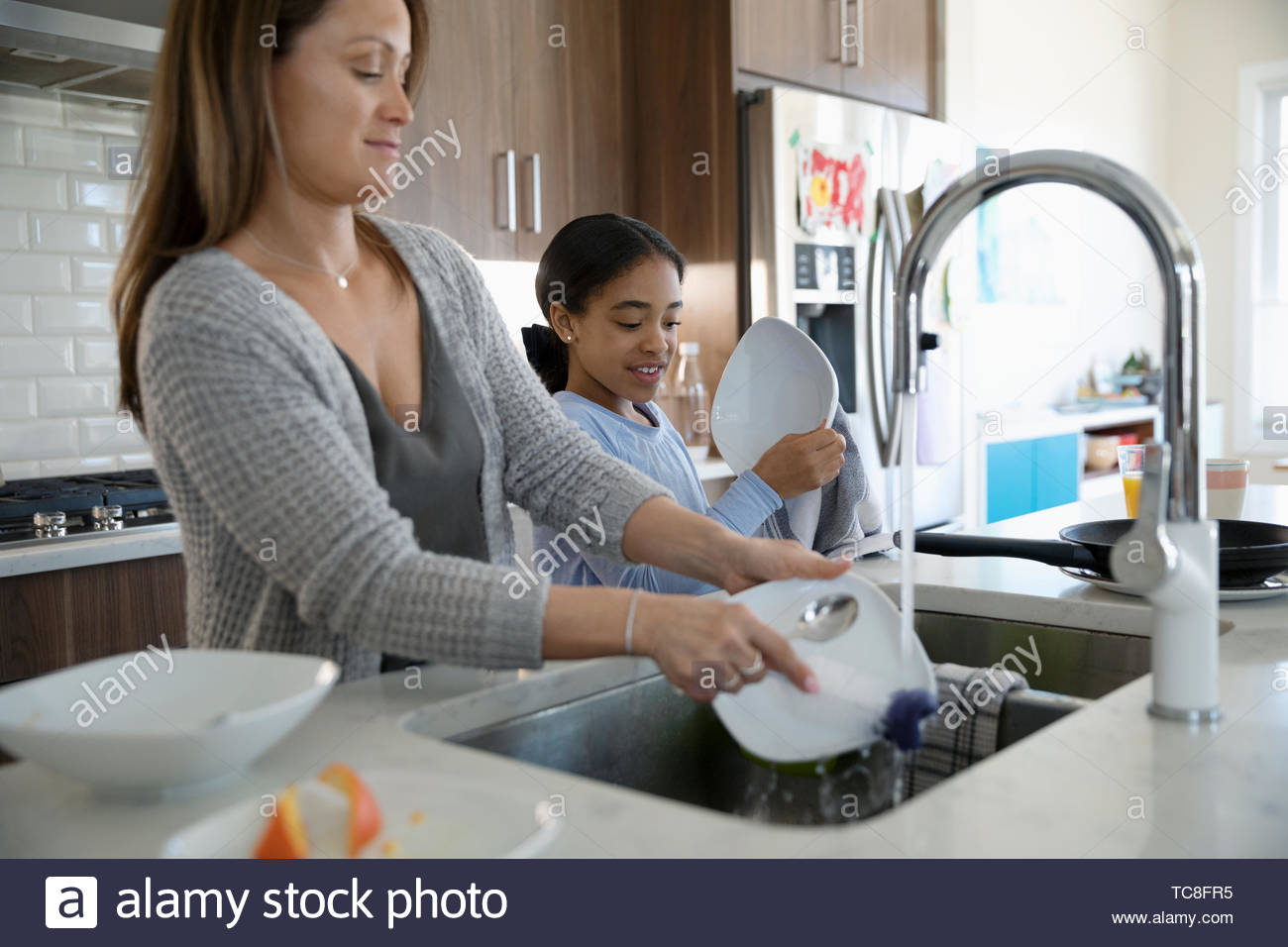 Mother daughter washing dishes hi-res stock photography and images - Alamy