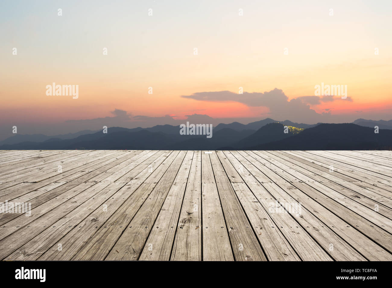 Empty floor green mountain hi-res stock photography and images - Alamy