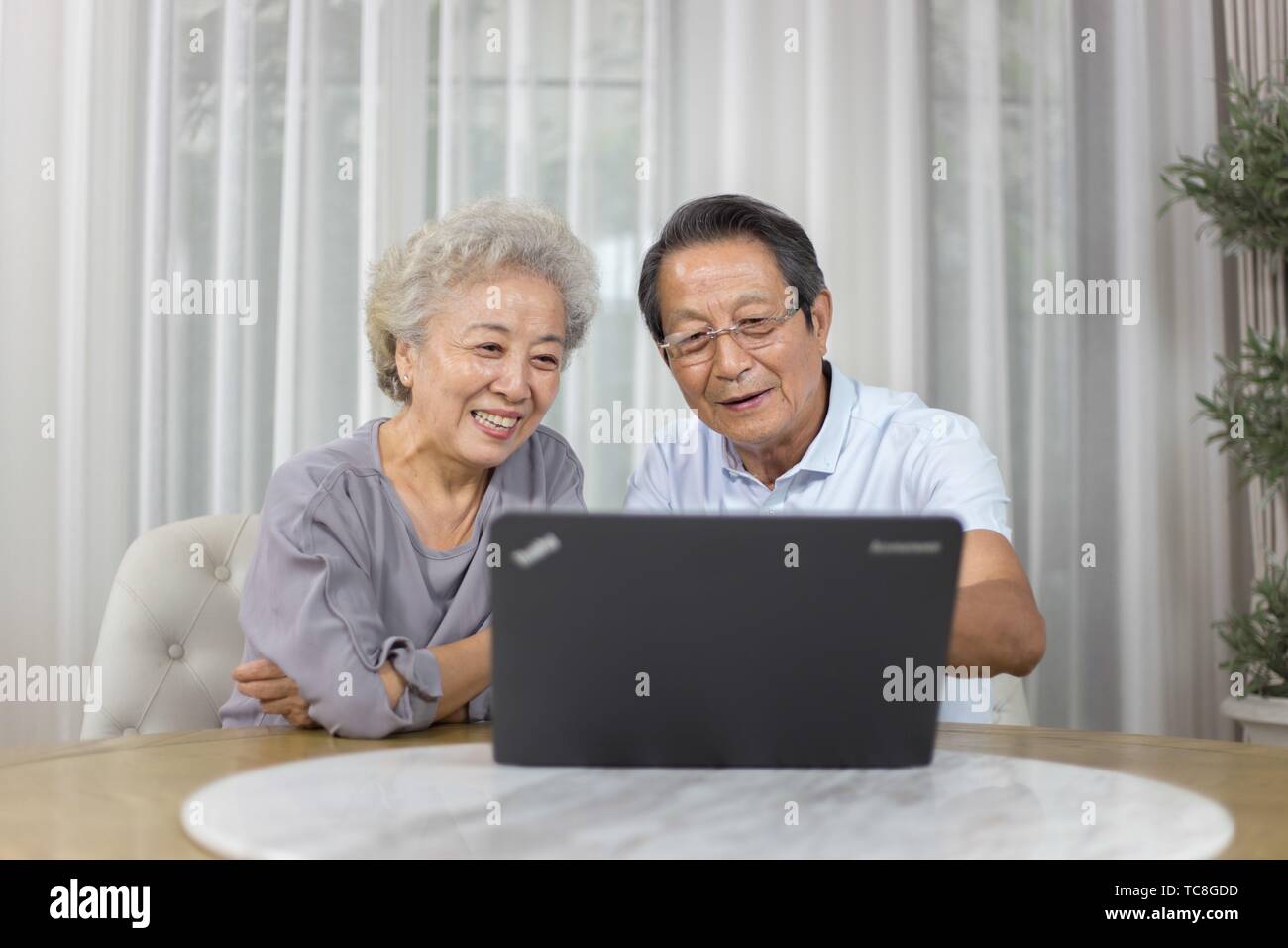 Elderly couple using technology hi-res stock photography and images - Alamy