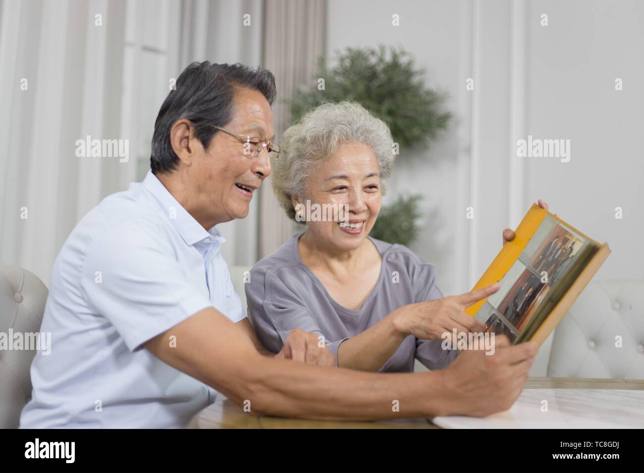 Couple photo book hi-res stock photography and images - Alamy