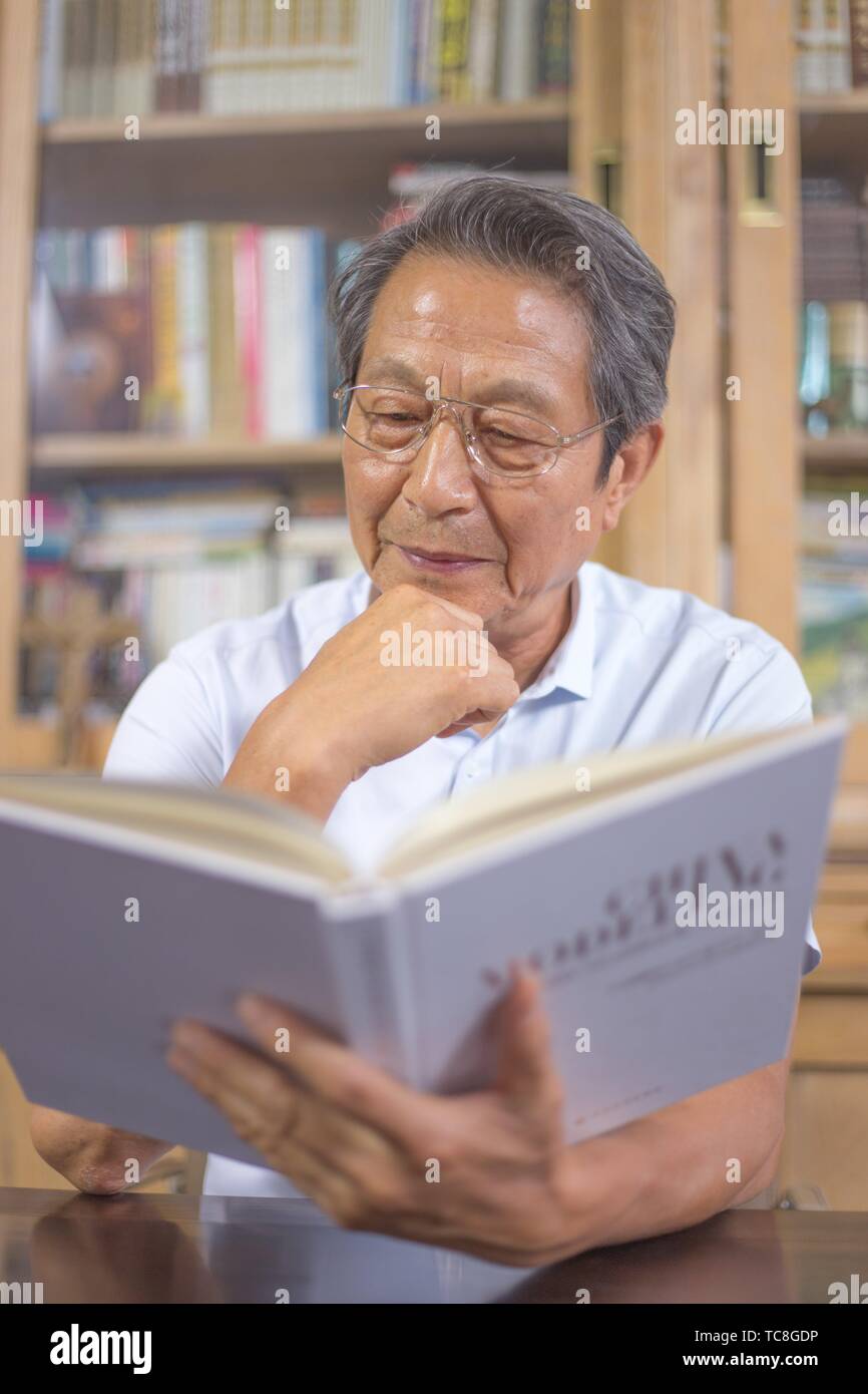 Man looking reading hi-res stock photography and images - Alamy