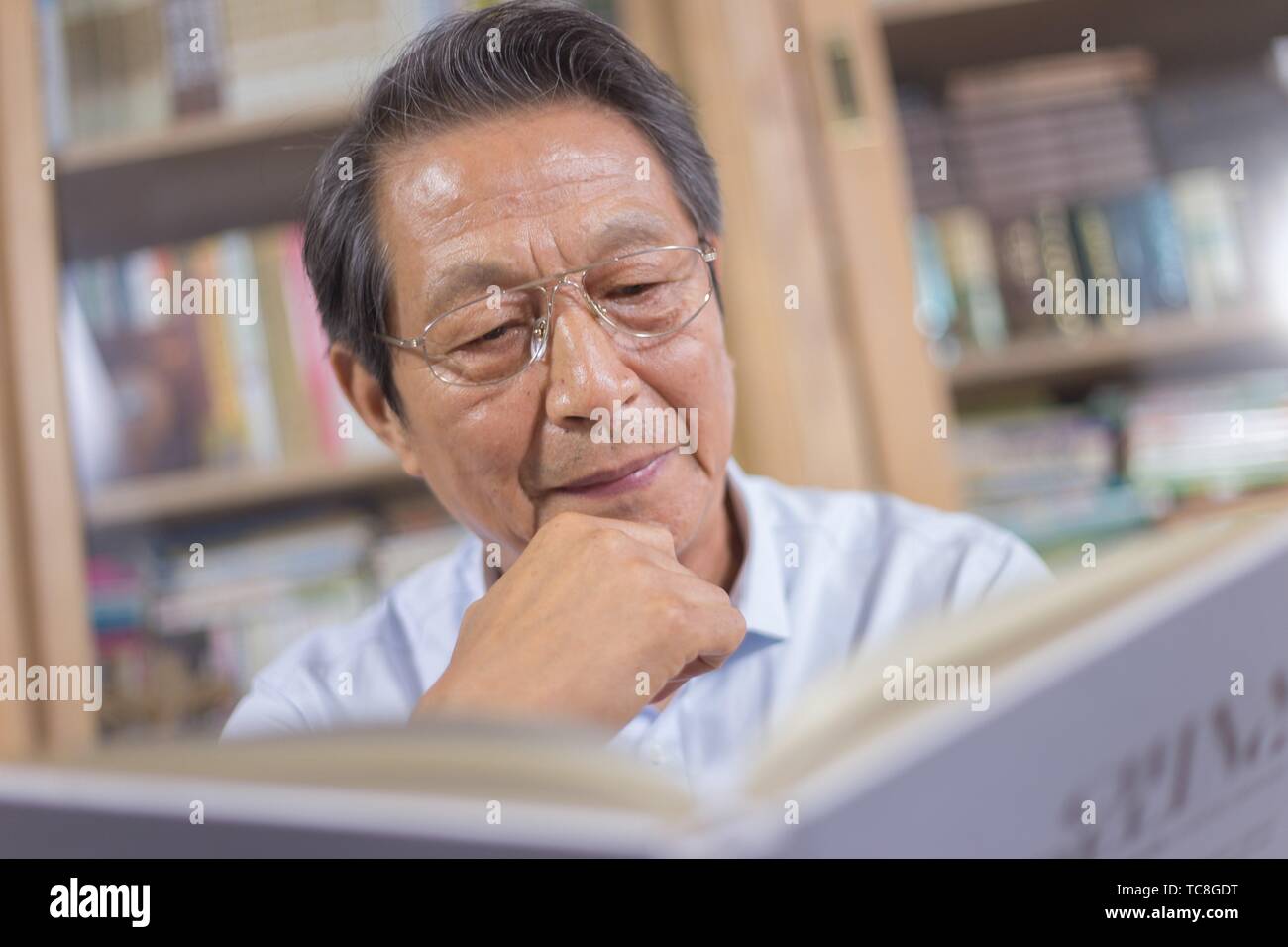 Chinese man reading hi-res stock photography and images - Alamy