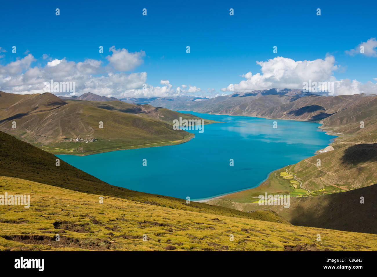 Tibetan mountains south of yanghu lake scenery and scenery hi-res stock ...