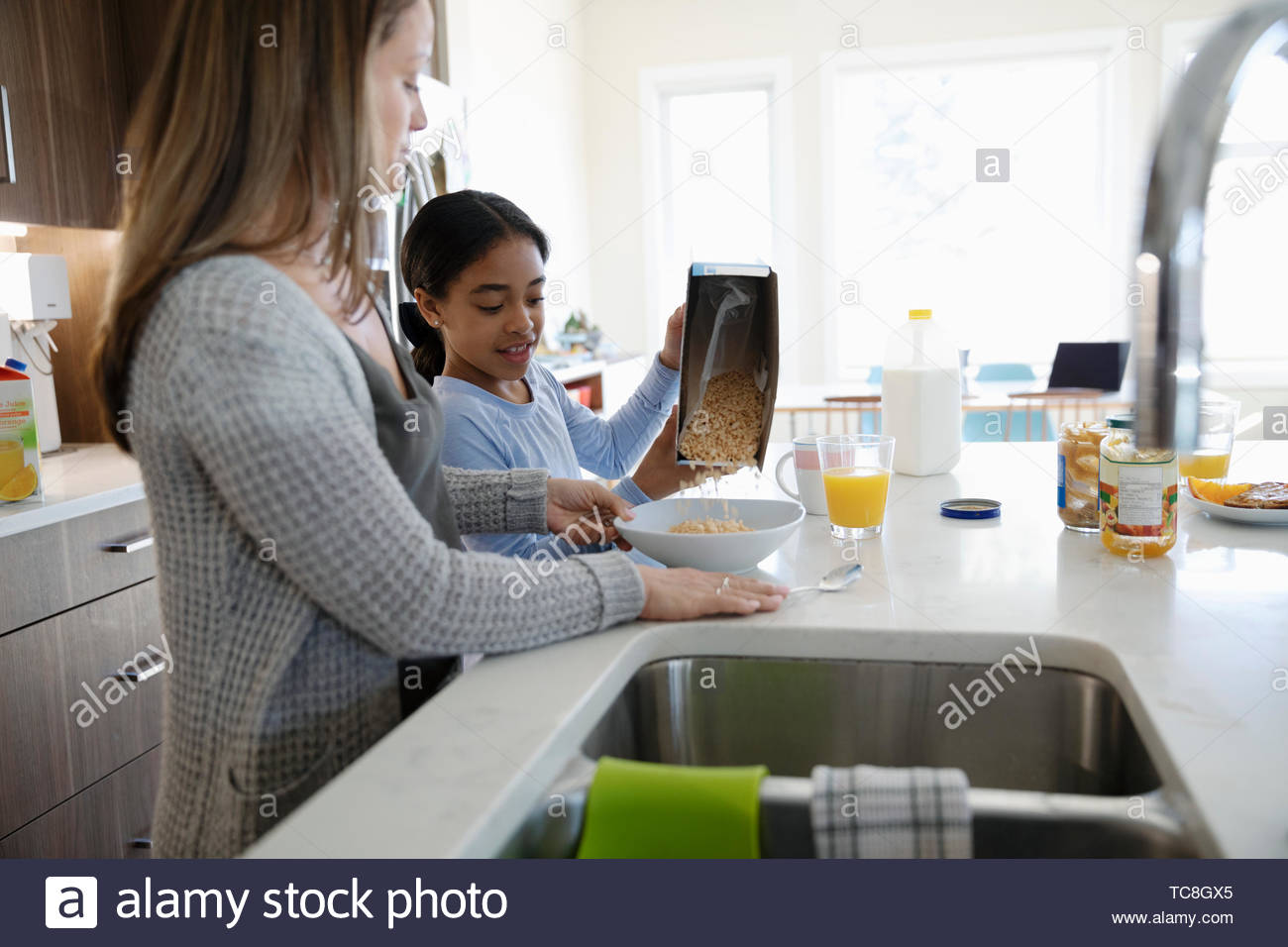 Pouring cereal box hi-res stock photography and images - Alamy