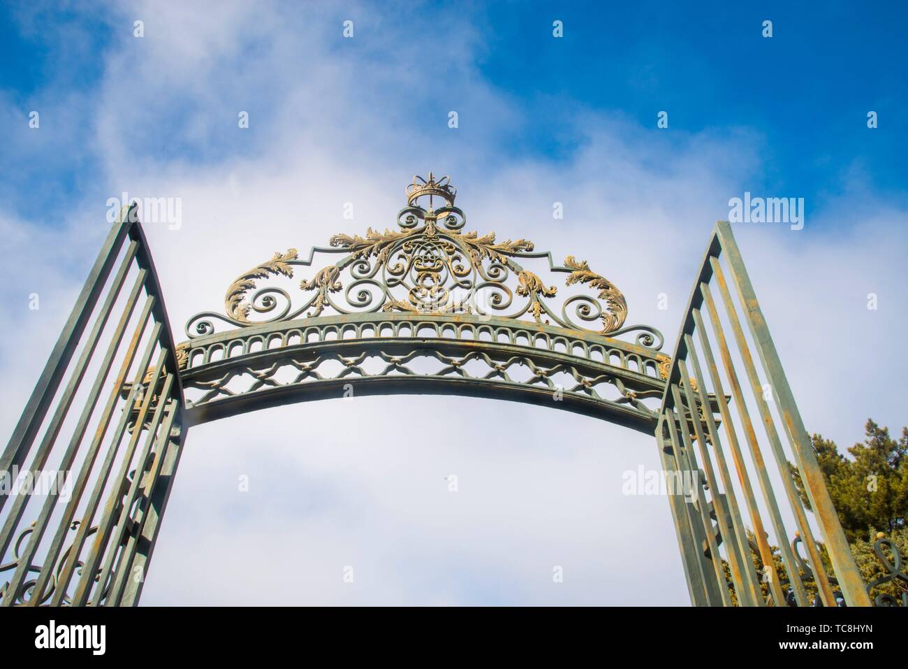 Open garden gate hi-res stock photography and images - Alamy