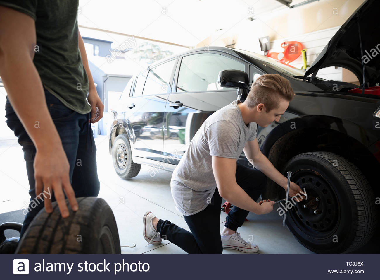 Helping change car tire hi-res stock photography and images - Alamy