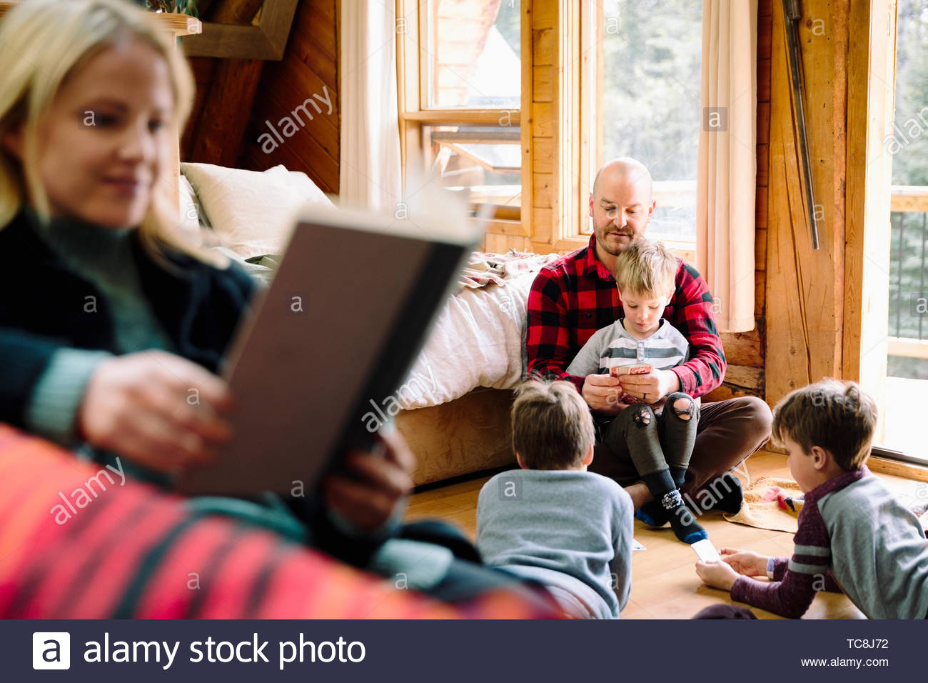 Playing cards family hi-res stock photography and images - Alamy
