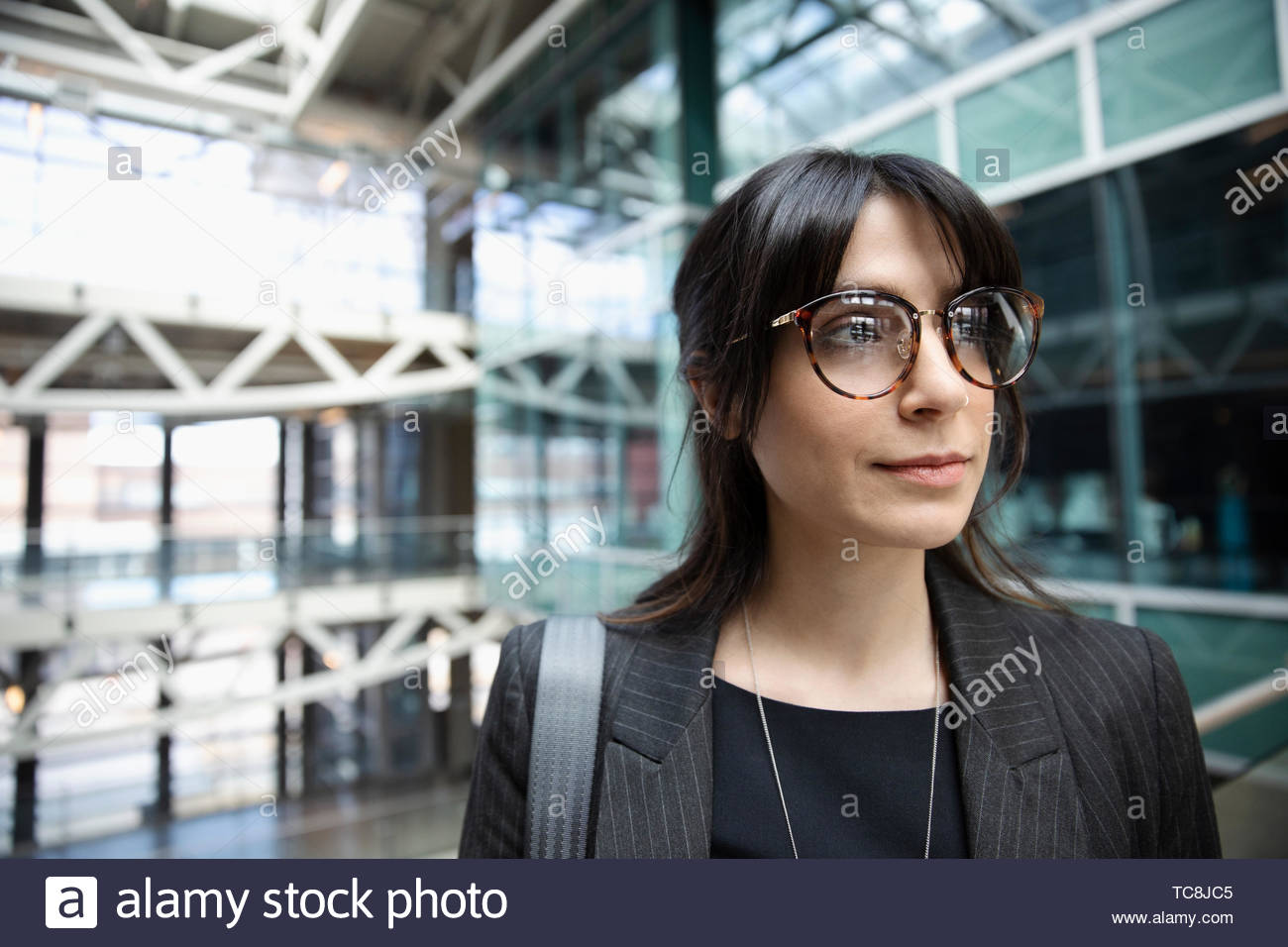 Head looking forward hi-res stock photography and images - Alamy