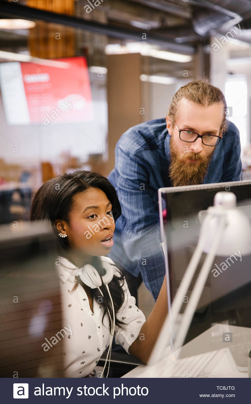 Two people computer black african hi-res stock photography and images ...